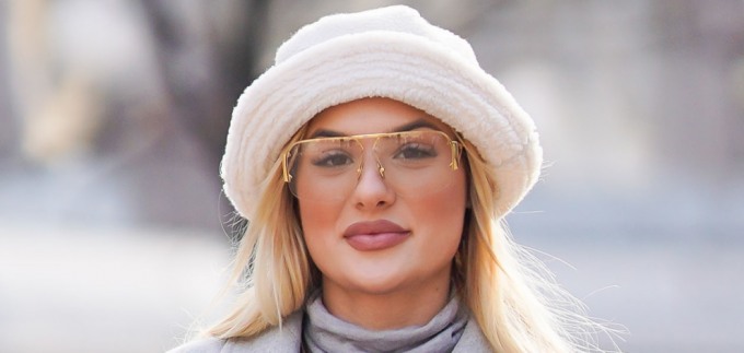 Pokorila je špicu u kaputu iz shopa About You i Tamaris čizmama ...